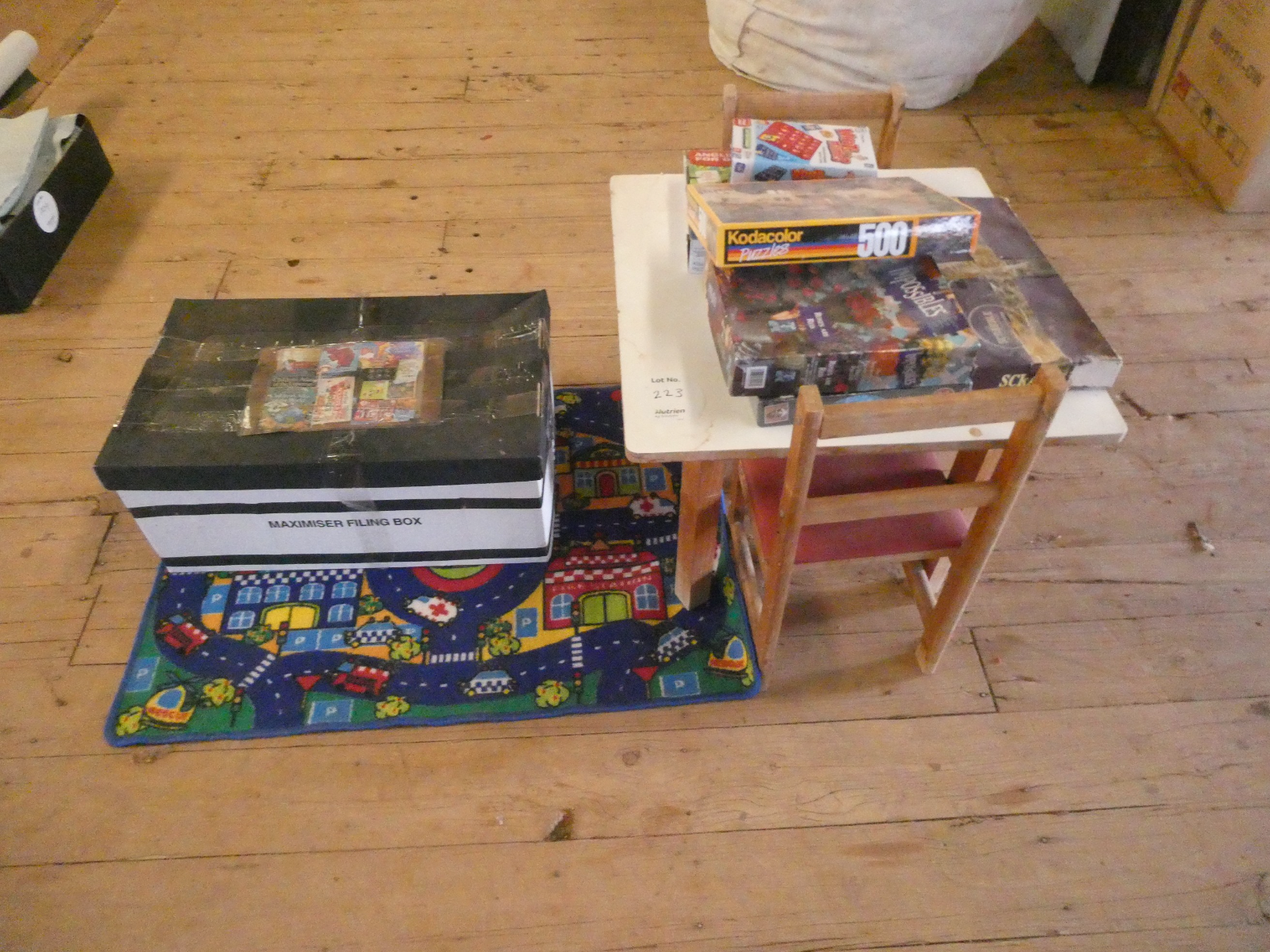 KIDS TABLE & GAMES & BOOKS | AuctionsPlus