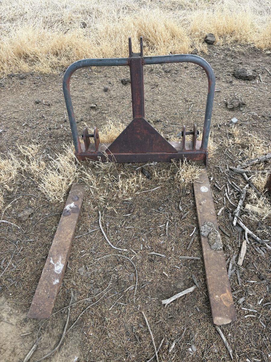 Lot 58 - 3 point linkage forklift forks | AuctionsPlus