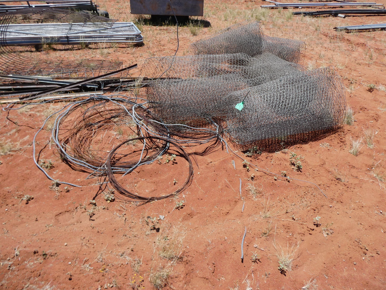 Lot X233 - CHICKEN MESH, WIRE ROPE, MESH OFFCUTS & POSTS | AuctionsPlus