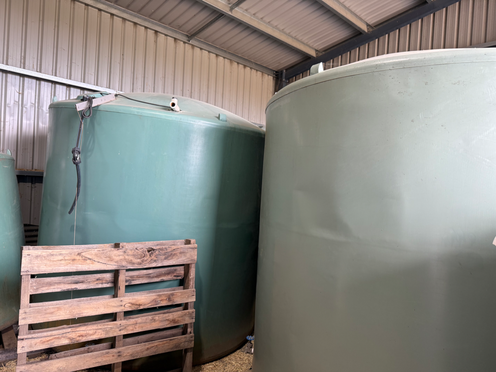 Lot 18 - 9 x poly tanks | AuctionsPlus