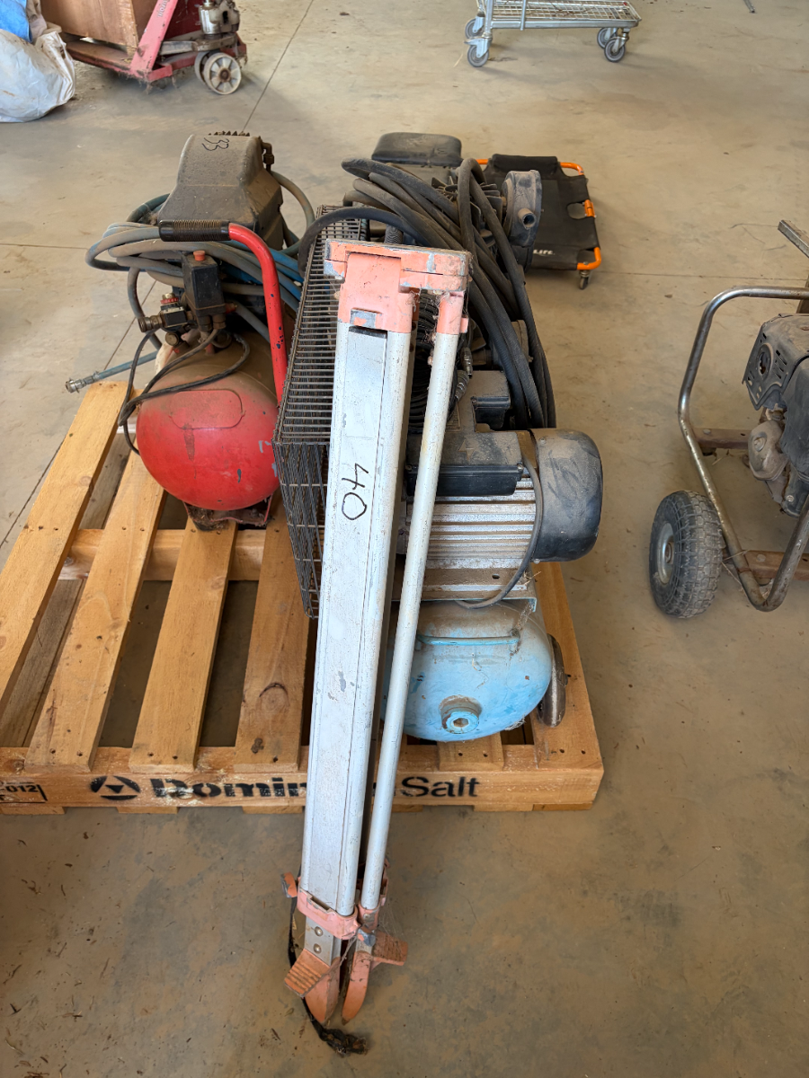 Lot 40 - Dumpy Tripod | AuctionsPlus
