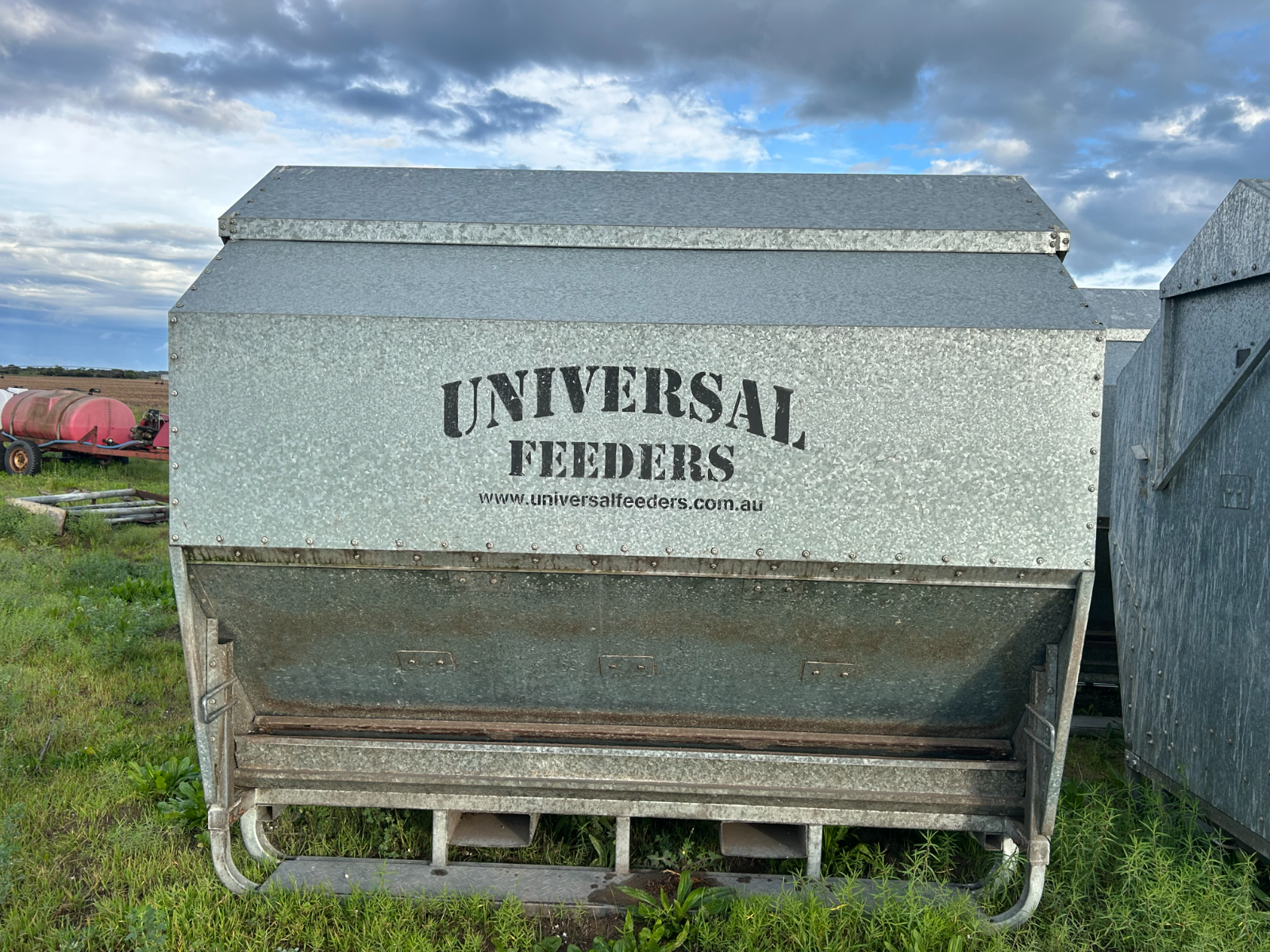 Lot 324 - Sheep Feeder | AuctionsPlus