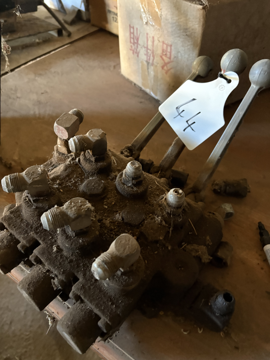 Lot 44 - Control valve unit | AuctionsPlus